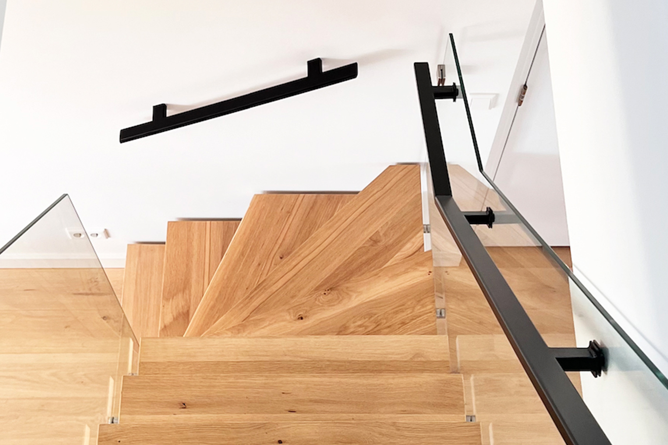 Interieur ontwerp & Realisatie l Meubelen Deuren en Trappen